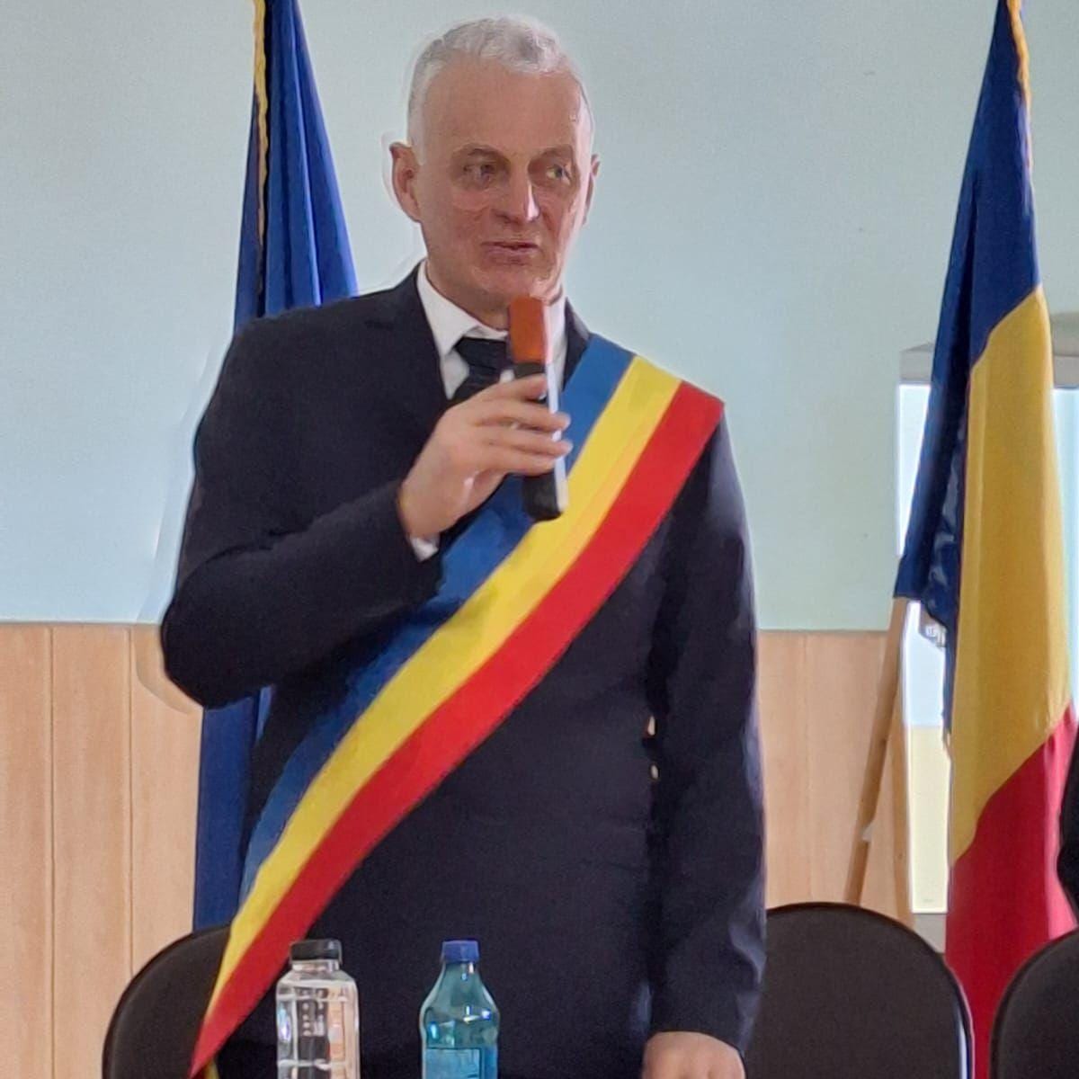WOW! Primarul din Sânger O AMENINȚĂ pe directoarea școlii - Stiri Mures